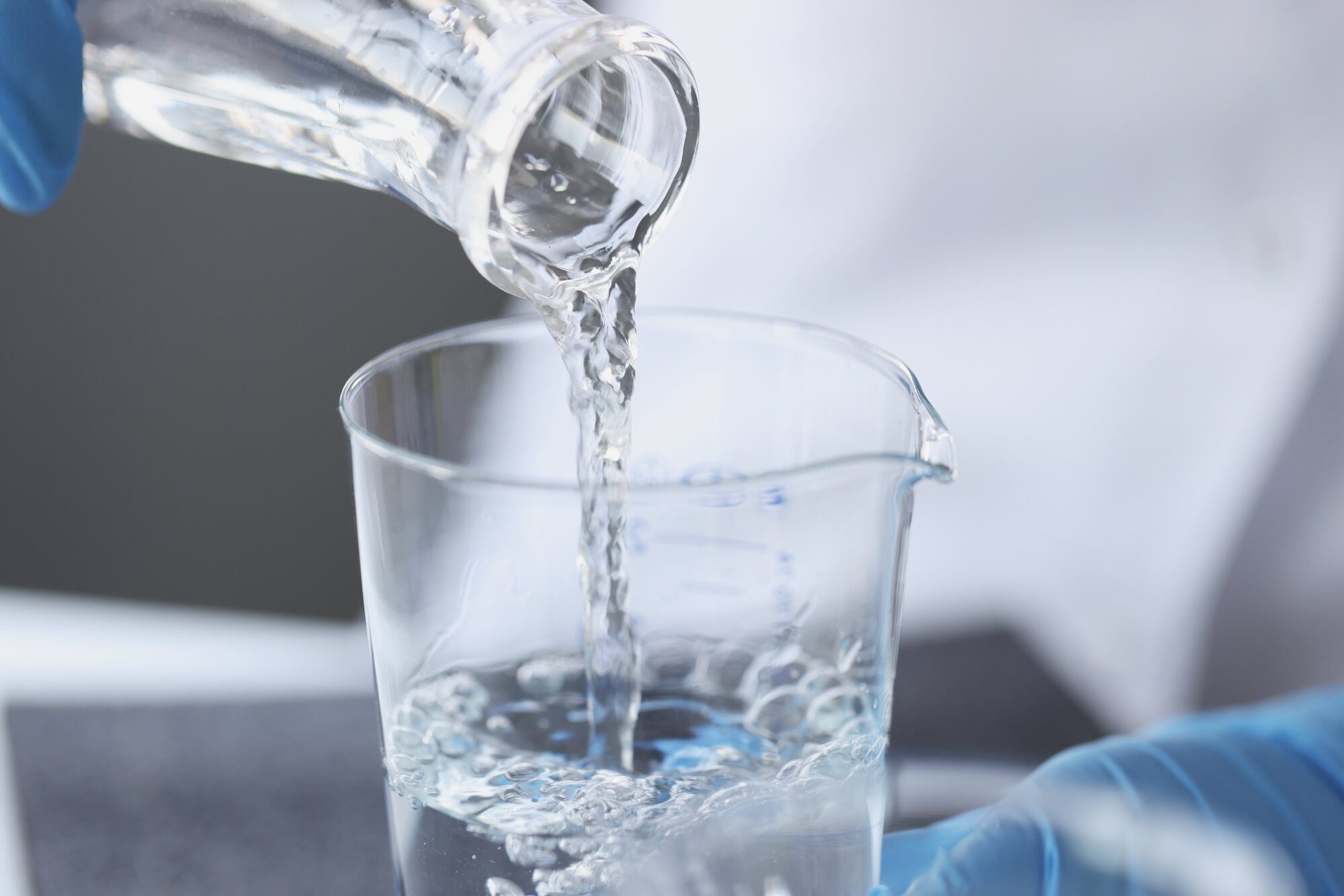 Cómo mezclar líquido refrigerante con agua destilada correctamente