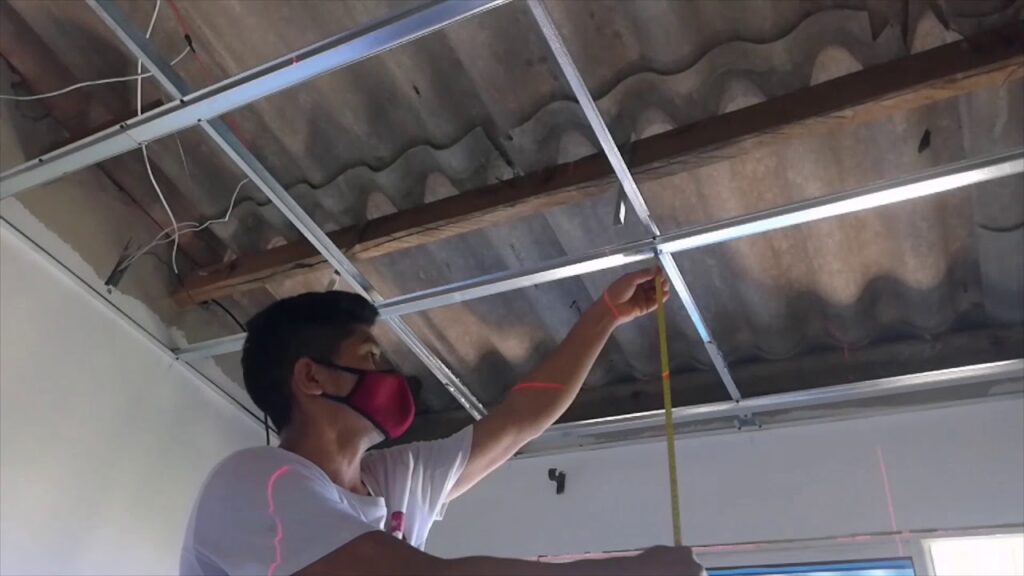 Cómo instalar una estructura para cielo raso de PVC